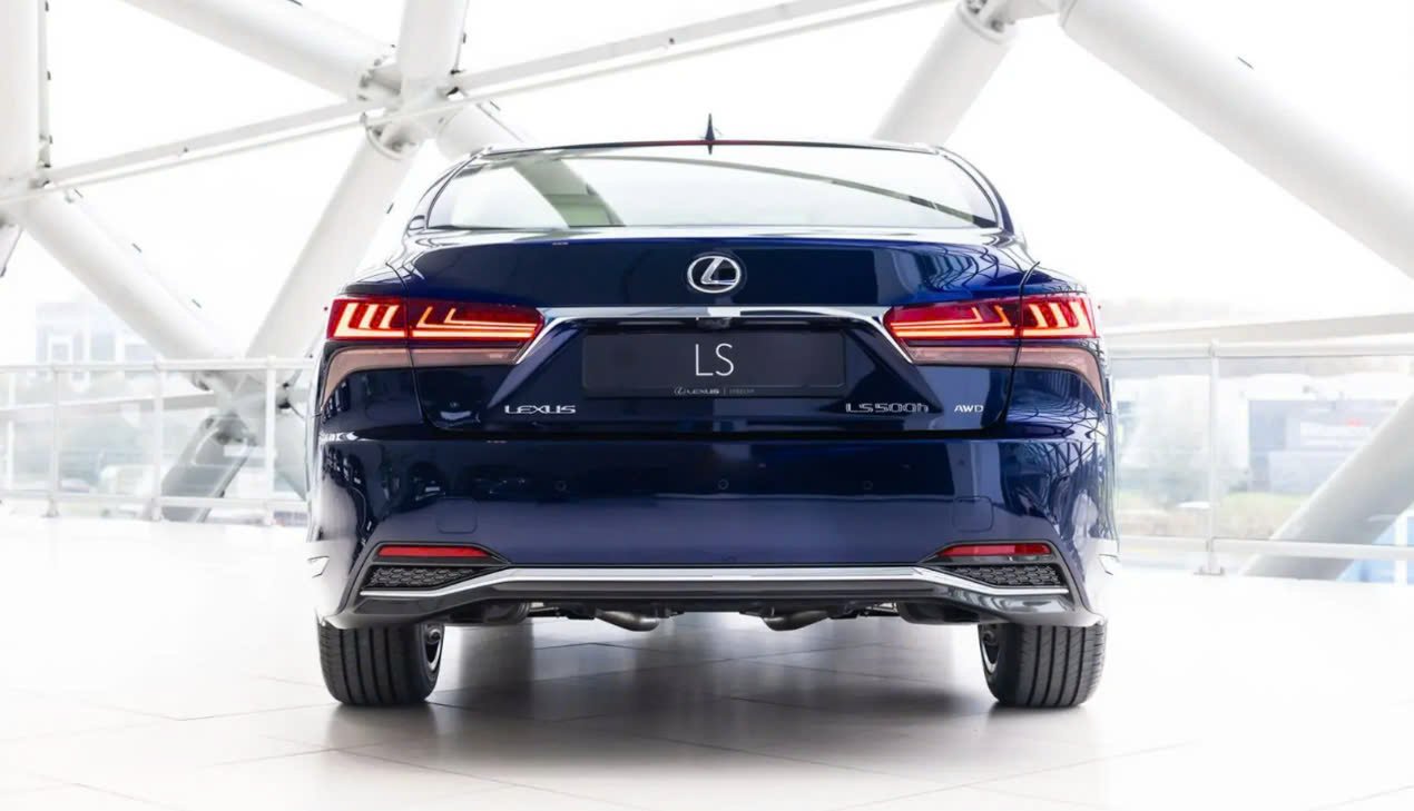 Giá xe Lexus LS 500h 2025 mới nhất - Thông số, đánh giá chi tiết