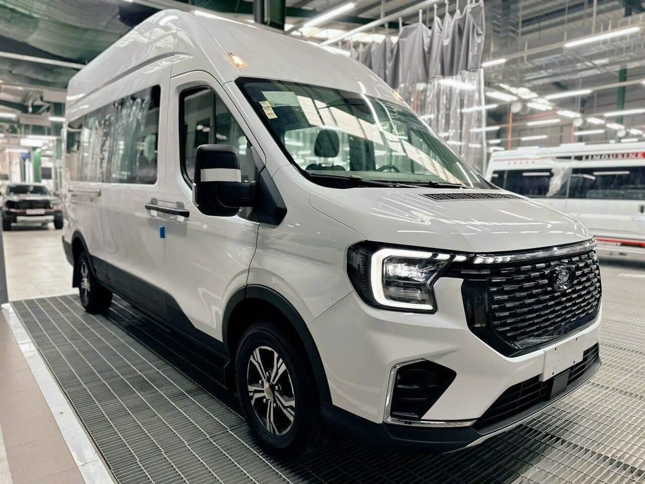 Ford Transit Premium 16 chỗ 2025