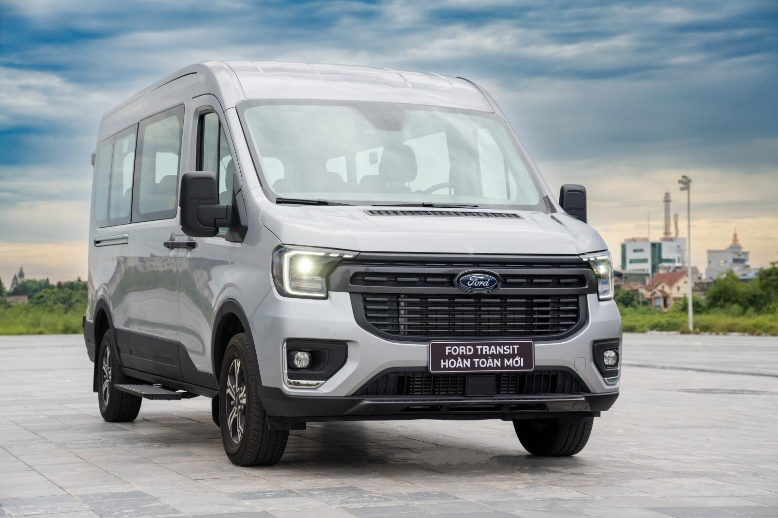 Ford Transit Trend 16 chỗ 2025