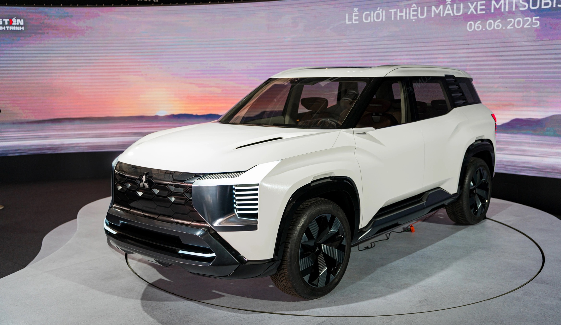 MITSUBISHI DST CONCEPT – CHUẨN MỰC SUV 7 CHỖ CHÍNH THỨC RA MẮT TẠI VIỆT NAM
